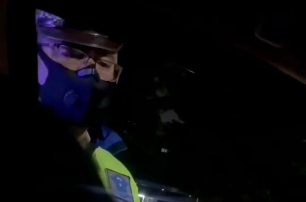 Pengemudi yang Viral Saat Diberhentikan Polantas Tunjukkan SIM Warna ...
