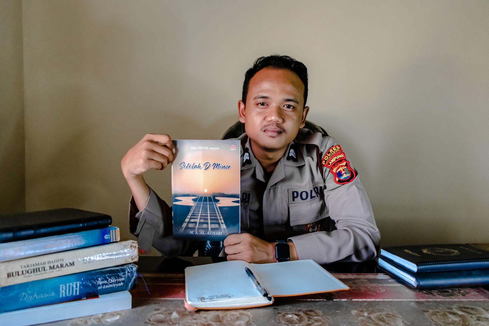 Bertugas untuk Negara, Merangkai Kata: Kisah Briptu Alim Menjadi ...