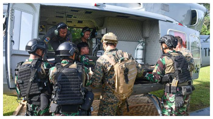 Prajurit Intai Amfibi TNI AL & Marinir AS Berlatih Evakuasi Medis ...