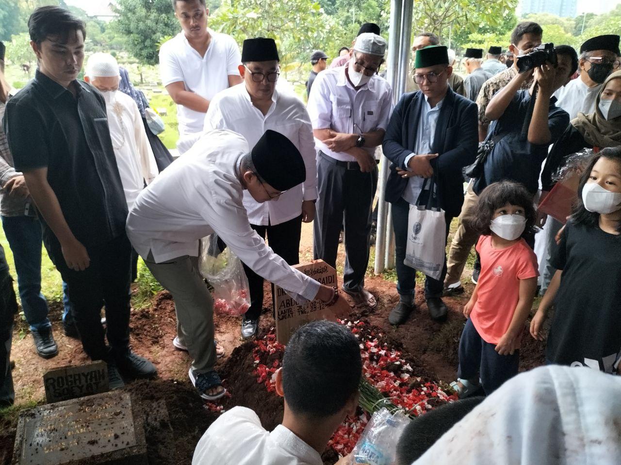 Sandiaga Uno, Fadli Zon hingga Fauzi Bowo Hadiri Pemakaman Ridwan Saidi ...