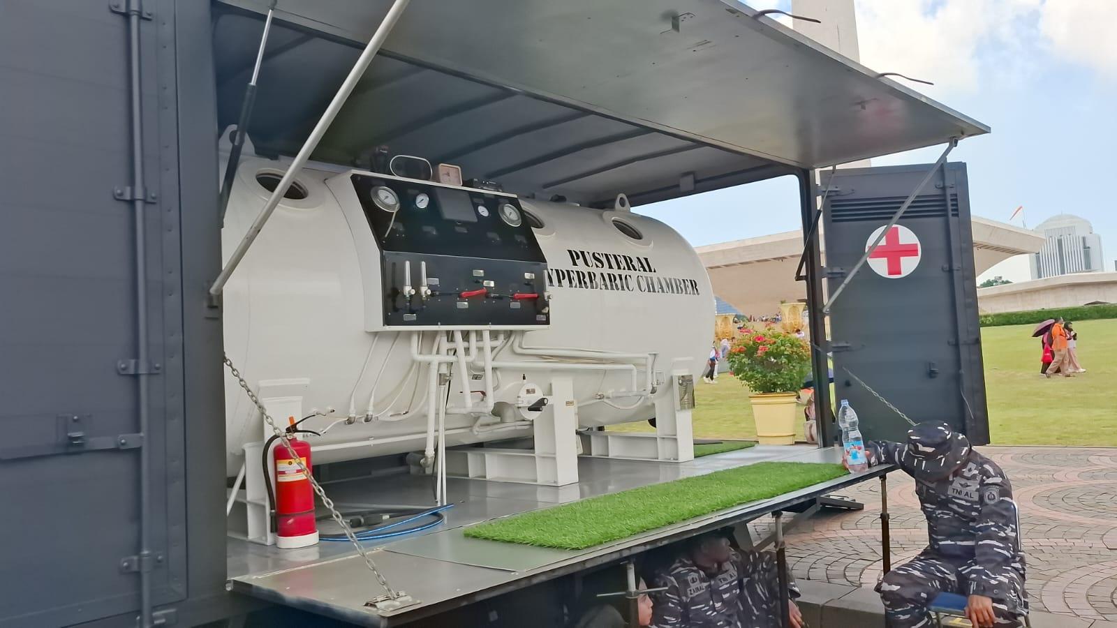 Alat Penyelamat Hidup Penyelam TNI AL, Mobile Hyperbaric Chamber ...