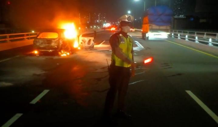 Mobil HR-V Terbakar Usai Tabrak Truk Kontainer yang Berhenti Mendadak ...