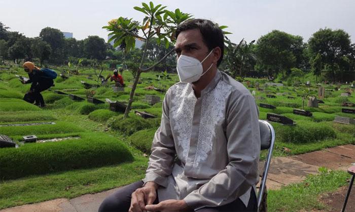 Gunakan Protokol Covid-19, Rina Gunawan Dimakamkan Satu Liang Lahat ...