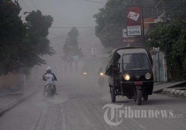 Gunung Gamalama Meletus, Foto 3 #195522 - TribunNews.com