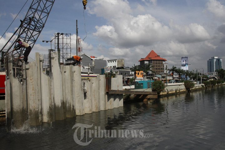 Pemasangan Turap Isnpeksi Kali Ciliwung, Foto 1 #1148922 - TribunNews.com
