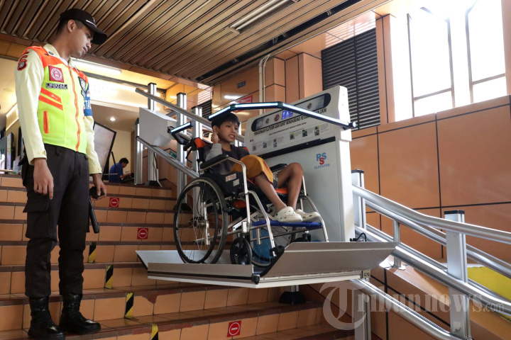 Fasilitas Platform Lift di Stasiun Cikini, Foto 1 #2038354 - TribunNews.com