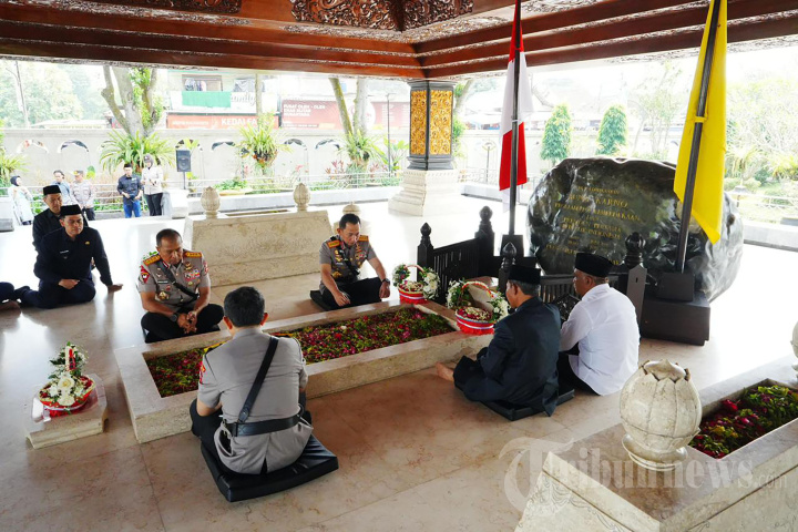 Kapolri Ziarah ke Makam Gus Dur dan Bung Karno , Foto 1 #2038417 ...