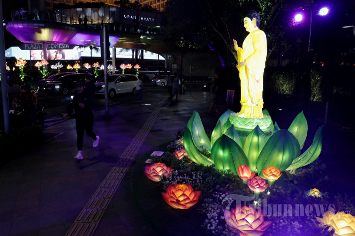 Ornamen Lampu Hias Jelang Waisak di Bundaran HI, Foto 7 #2037343 ...