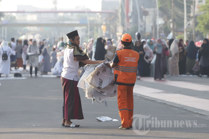 Petuigas PPSU Langsung Bersihkan Sisa Sampah Koran, Foto 1 #2037300 ...