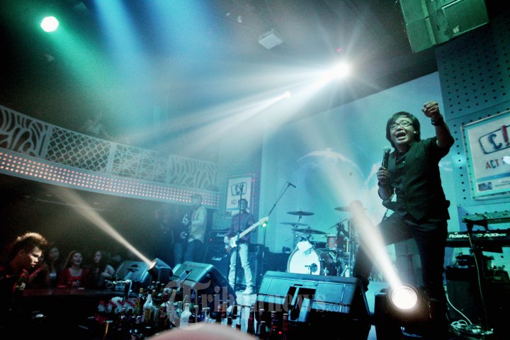 Ari Lasso Pukau Fansnya di Makassar, Foto 4 #1398901 - TribunNews.com