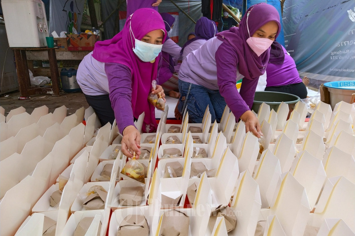 Dapur Umum Uncle Teebob Salurkan Nasi Kotak Kepada Warga Isoman Covid ...