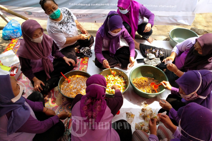 Dapur Umum Uncle Teebob Salurkan Nasi Kotak Kepada Warga Isoman Covid ...