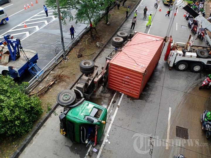 Evakuasi Truk Terbalik di Jakarta Barat, Foto 1 #1842824 - TribunNews.com