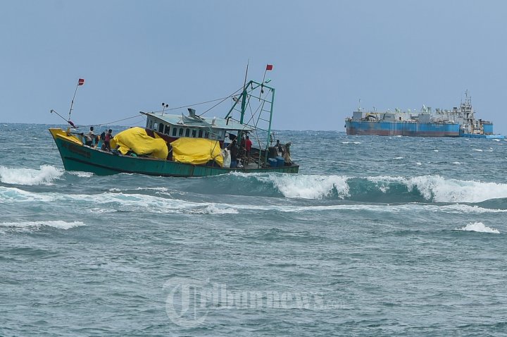 Kapal Imigran Srilanka Kehabisan BBM di Pantai Lhoknga Aceh, Foto 3 ...