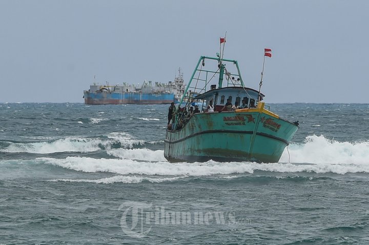 Kapal Imigran Srilanka Kehabisan BBM di Pantai Lhoknga Aceh, Foto 4 ...