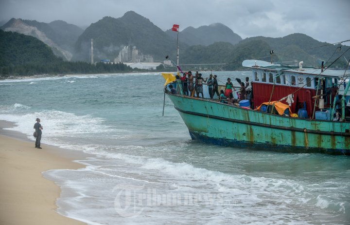 Kapal Imigran Srilanka Kehabisan BBM di Pantai Lhoknga Aceh, Foto 6 ...