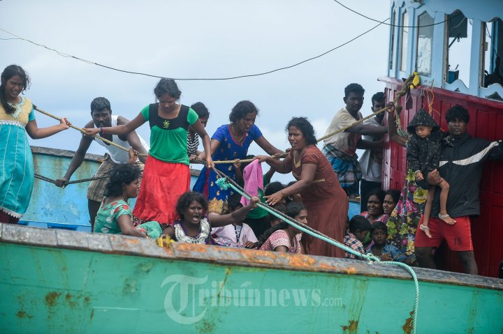 Kapal Imigran Srilanka Kehabisan BBM di Pantai Lhoknga Aceh, Foto 7 ...
