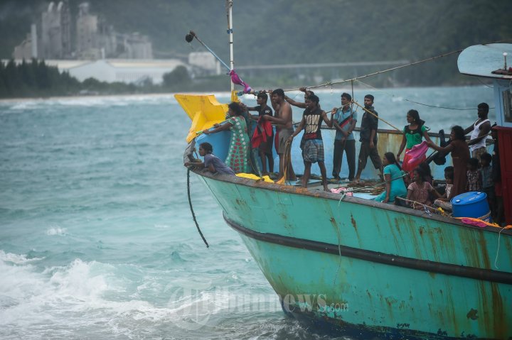 Kapal Imigran Srilanka Kehabisan BBM di Pantai Lhoknga Aceh, Foto 5 ...