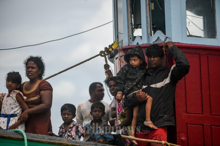 Kapal Imigran Srilanka Kehabisan BBM di Pantai Lhoknga Aceh, Foto 9 ...