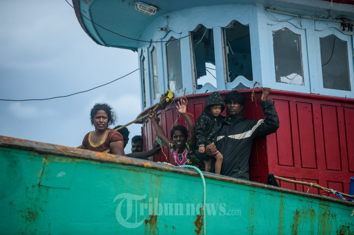 Kapal Imigran Srilanka Kehabisan BBM di Pantai Lhoknga Aceh, Foto 8 ...