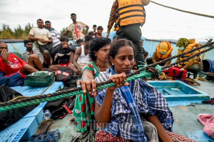 Kapal Imigran Srilanka Kehabisan BBM di Pantai Lhoknga Aceh, Foto 13 ...