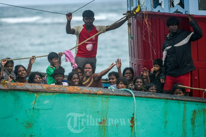 Kapal Imigran Srilanka Kehabisan BBM di Pantai Lhoknga Aceh, Foto 20 ...