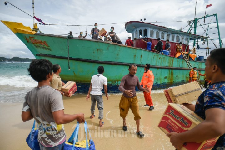 Kapal Imigran Srilanka Kehabisan BBM di Pantai Lhoknga Aceh, Foto 17 ...