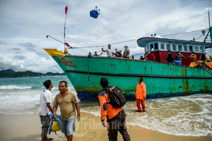 Kapal Imigran Srilanka Kehabisan BBM di Pantai Lhoknga Aceh, Foto 16 ...