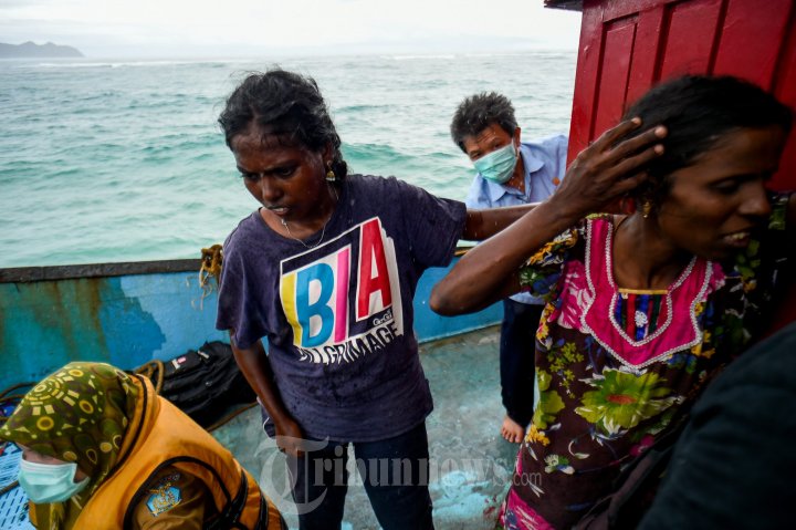 Kapal Imigran Srilanka Kehabisan BBM di Pantai Lhoknga Aceh, Foto 24 ...