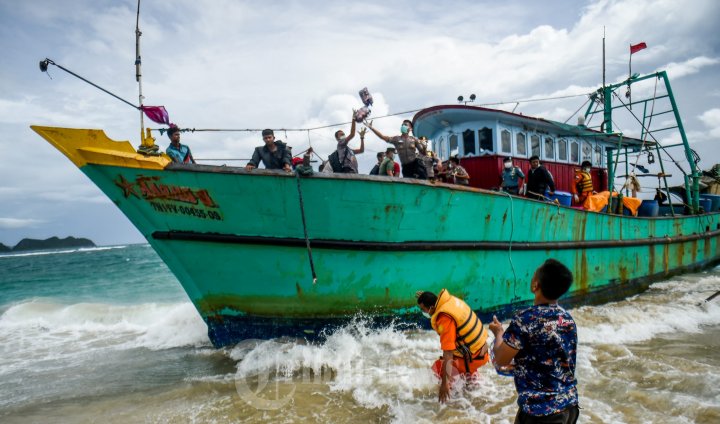 Kapal Imigran Srilanka Kehabisan BBM di Pantai Lhoknga Aceh, Foto 18 ...