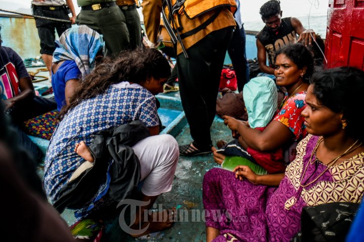 Kapal Imigran Srilanka Kehabisan BBM di Pantai Lhoknga Aceh, Foto 23 ...