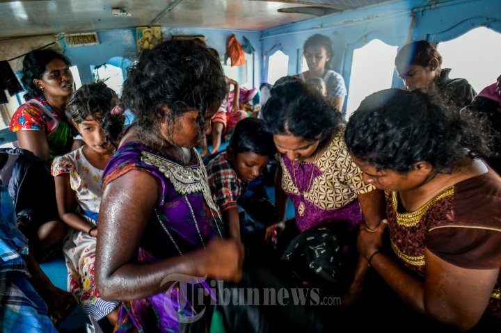 Kapal Imigran Srilanka Kehabisan BBM di Pantai Lhoknga Aceh, Foto 27 ...