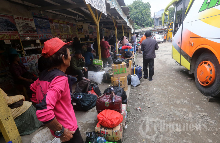 Kesibukan Terminal Bayangan Pondok Pinang Jalang Libur Nataru, Foto 3 ...