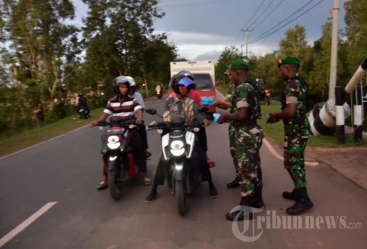 Korem 174/ATW Merauke Bagikan Takjil pada Pengguna Jalan, Foto 4 ...