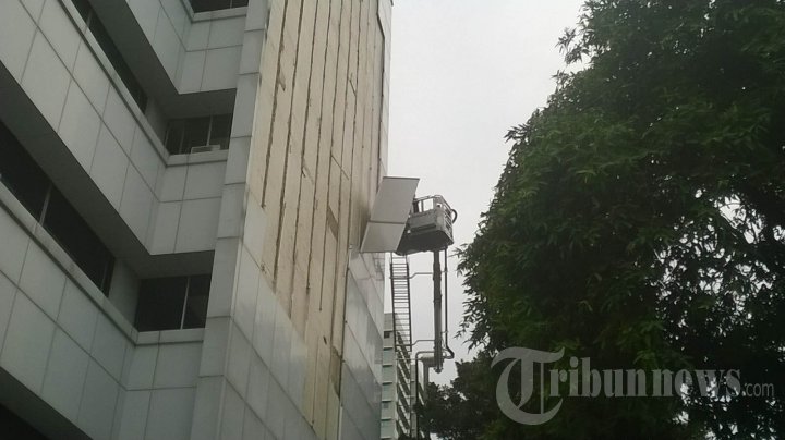 Pelapis Gedung Setjen DPR Roboh, Foto 2 #1594068 - TribunNews.com
