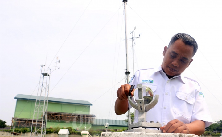 Petugas BMKG Mengukur Perkiraan Cuaca Sinar Matahari, Foto 1 #1749890 ...