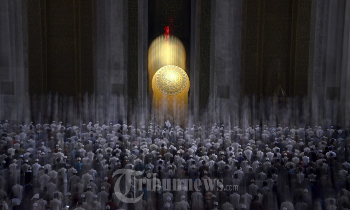 Salat Qiyamul Lail di Masjid Al Akbar Surabaya, Foto 3 #1754694 ...