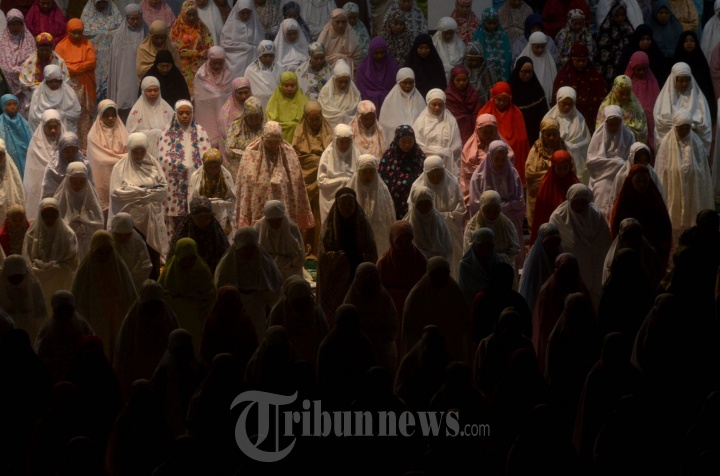 Salat Qiyamul Lail di Masjid Al Akbar Surabaya, Foto 4 #1754695 ...