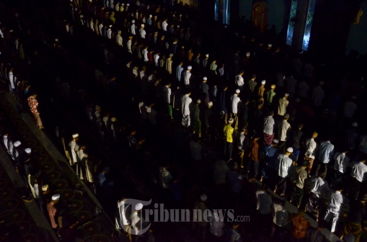 Salat Qiyamul Lail di Masjid Al Akbar Surabaya, Foto 5 #1754696 ...
