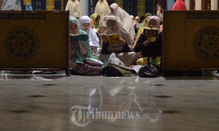 Salat Qiyamul Lail di Masjid Al Akbar Surabaya, Foto 7 #1754698 ...