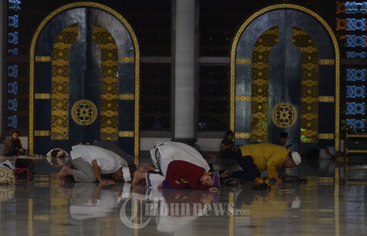 Salat Qiyamul Lail di Masjid Al Akbar Surabaya, Foto 9 #1754700 ...