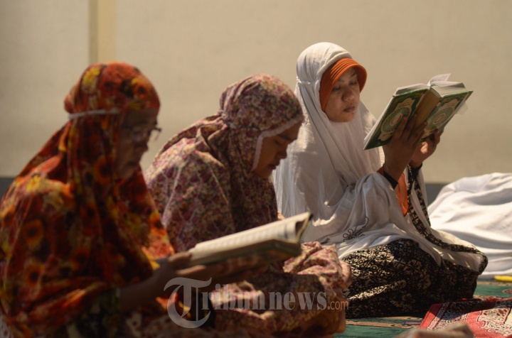 Salat Qiyamul Lail di Masjid Al Akbar Surabaya, Foto 10 #1754701 ...