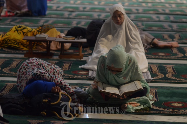 Salat Qiyamul Lail di Masjid Al Akbar Surabaya, Foto 11 #1754702 ...