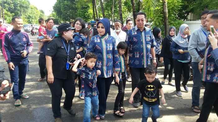 Nyoblos Bareng Keluarga, Mpok Sylvi Kenakan Batik Motif Betawi - Wartakotalive.com