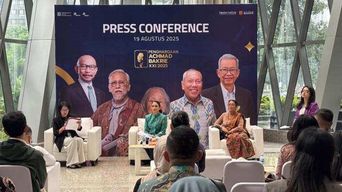 Iwan Fals hingga Chatib Basri Raih Penghargaan Achmad Bakrie 2025 ...