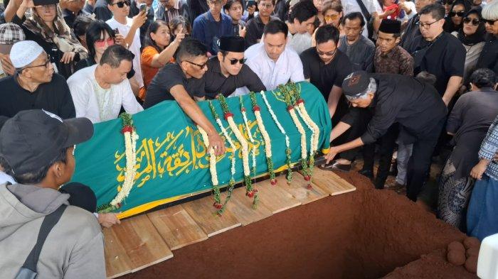 Ray Sahetapy Diantar Tiga Putranya ke Peristirahatan Terakhir di TPU ...