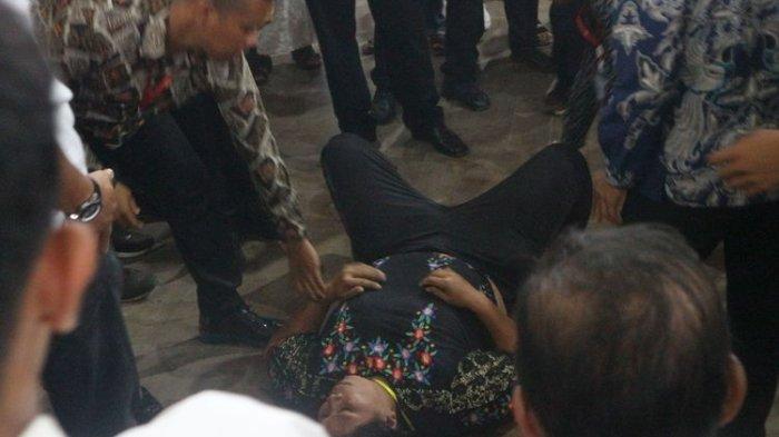 Hadiri Kegiatan Menantu di Medan, Presiden Jokowi Dilempar Sandal oleh ...