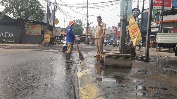 Menjijikkan, Jalan Ceger Raya di Tangsel Digenangi Air Comberan Selama ...