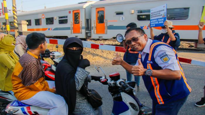 Satu Langkah Disiplin, Satu Nyawa Terselamatkan di Perlintasan Sebidang Kereta Api ...