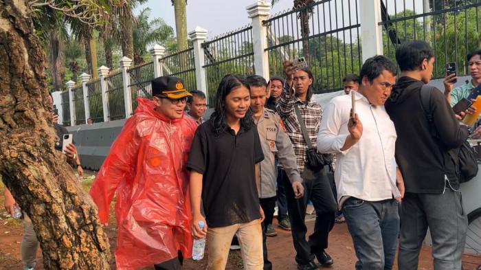 Nestapa Demo Mahasiswa di DPR: Diseret ke Parlemen, Dzakwan Ungkap ...
